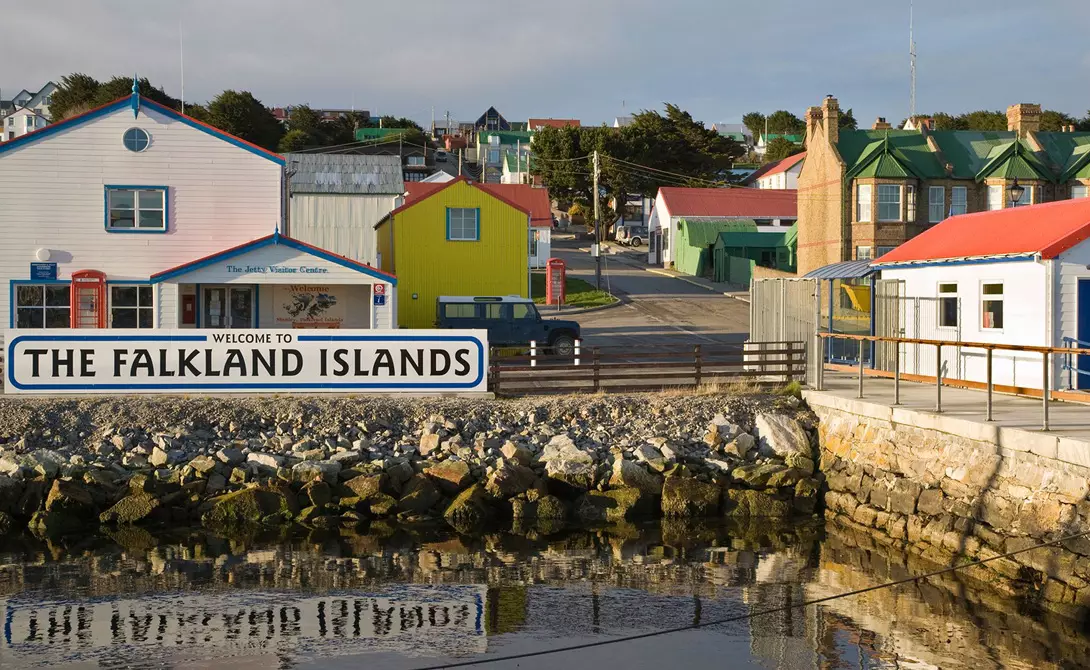 Îles Falkland La population de manchots est plusieurs fois supérieure à la population des îles, ce qui, d'ailleurs, n'est pas surprenant - il n'y a qu'environ trois mille personnes ici. Les voyageurs arrivent ici sur des bateaux de croisière, généralement les Malouines deviennent une étape sur le chemin de l'Antarctique.