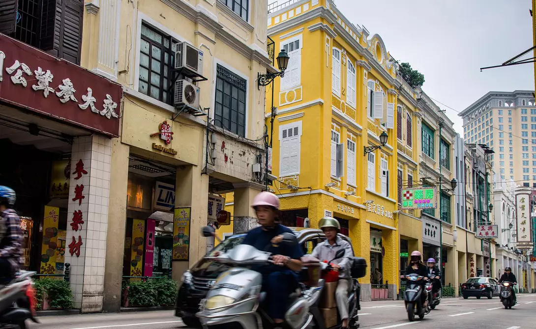 Macau Het historische stadscentrum van Macau staat op de werelderfgoedlijst van UNESCO en wordt dienovereenkomstig beschermd. Over het algemeen vecht deze hele microscopische staat al lange tijd tegen de naamgeving van een speciale administratieve regio van China en verdedigt hij zijn onafhankelijke status.