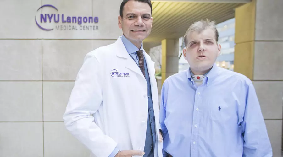 The light at the end of Hardison's tunnel was steadily sinking into a dark depression, keeping afloat with its last bit of strength. In desperation, he began to independently seek out information about plastic surgeons capable of performing miracles. And suddenly he discovered the contacts of Dr. Eduardo Rodriguez, who specialized just in the most complex restorative operations of facial tissues. After meeting with Patrick, the surgeon immediately agreed to the operation - all that remained was to find a donor.