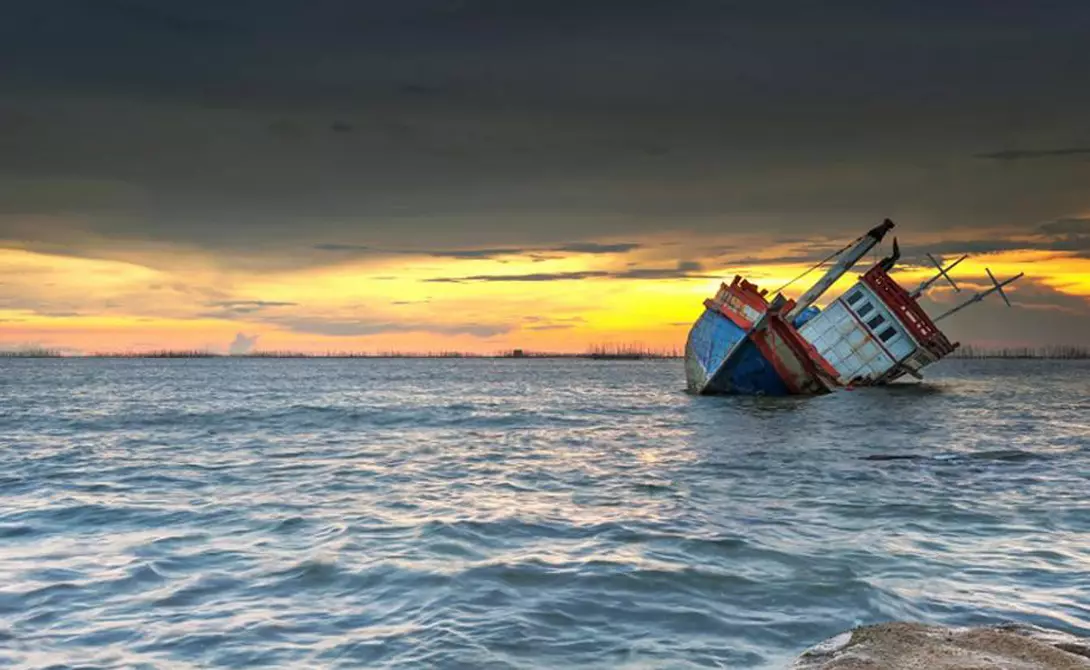 迷你海嘯 此外，如果一陣風足夠強，它可以撞擊海面並引起高達 40 米的巨浪。米勒的團隊在開闊的海洋中遇到了一個這樣的巨人——幸運的是，海浪過去了。這次危險的冒險是另一個事實，它嚴重證實了研究人員關於空氣炸彈的理論。