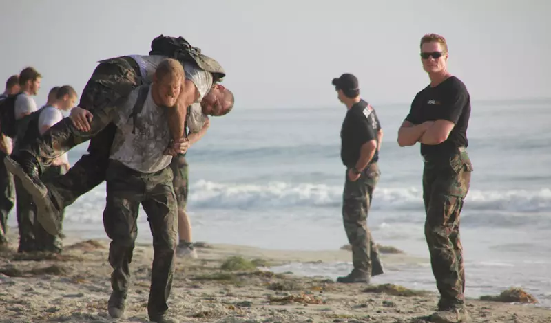 Trotz enger ähnlecher Approche hunn d'Hell Week an der US Navy a Kokoro ganz Ziler. Hell Week ass de leschten Test fir déi puer z'identifizéieren déi wierklech prett si fir e Pelz Sigel ze ginn. Kokoro existéiert fir ze weisen: wat ass iwwer Äre perséinleche Versteesdemech vun der méiglecher? Puer passéieren de Kokoro bis zum Schluss, awer déi, déi sech erausstellen, en neien psychologeschen a kierperlechen Entwécklungsniveau erreechen. Oder wéi den Devine selwer seet: "D'Liewen nom Kokoro gëtt nëmme méi einfach."