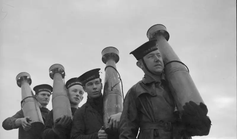 Camp de mines aèries Gran Bretanya El camp de mines aèries va ser dissenyat per protegir els vaixells de la Marina Reial dels bombardeigs enemics. Les petxines es van llançar verticalment cap amunt, al cim es va obrir un paracaigudes: segons la idea d'un sofisticat geni militar, una sèrie d'aquestes mines van crear un obstacle insalvable per als atacants. De fet, els pilots enemics van veure perfectament els forts projectils que suraven a l’aire i es van allunyar fàcilment d’ells. I aquells, que obeïen la despietada gravetat, van descendir cap enrere, obligant els mariners britànics a recordar una vegada més el nom de Déu en va.