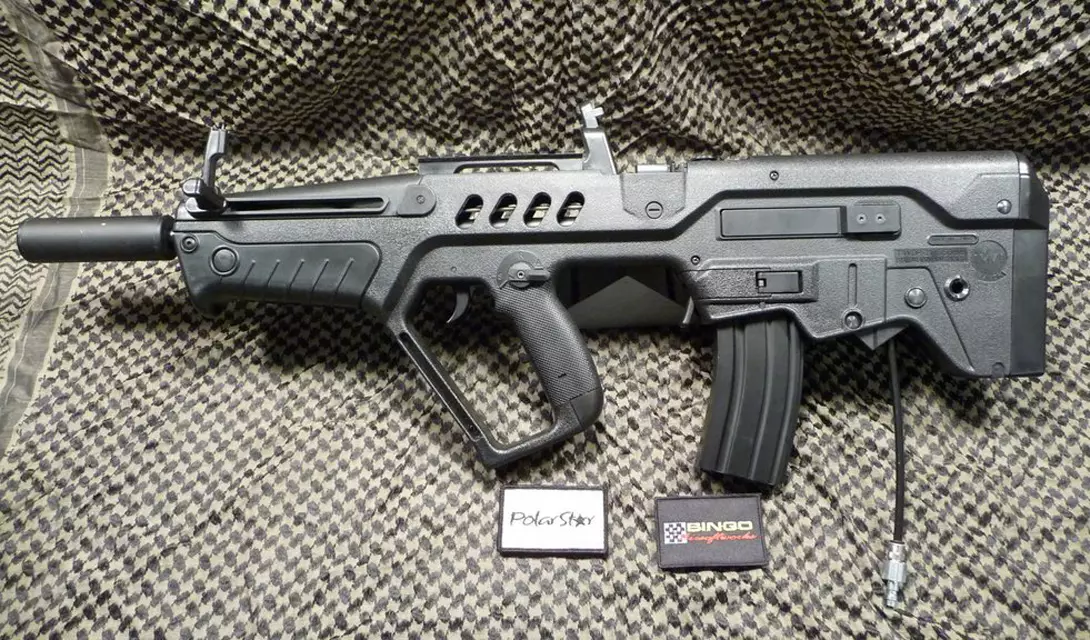 Mradi M-203 Maendeleo ya kuahidi yalitolewa katikati ya 1995. Uteuzi wa nambari M-203 ulificha bunduki ya kisasa zaidi iliyofanya kazi chini ya katriji ya NATO 5.56 × 45 mm. Hii ilikuwa mafanikio ya kwanza ya Israeli katika uwanja wa silaha ya asili: bunduki ya mashine iliyobadilishwa, ambayo ilipewa jina la mwisho Tavor TAR 21, haikuwa upya wa mafanikio ya mtu mwingine, kama Galil, lakini ilikuwa mali ya wahandisi wa Jeshi la Israeli. Viwanda.