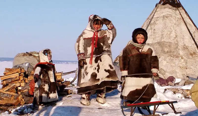 Mansi-befolkning: 12 453 mennesker Denne stammen forlot aldri sine hjemsteder: Mansi bor fortsatt på territoriet til Khanty-Mansi autonome Okrug. Mansi -jegere drar til og med til byene for å selge kjøtt og dyreskinn.