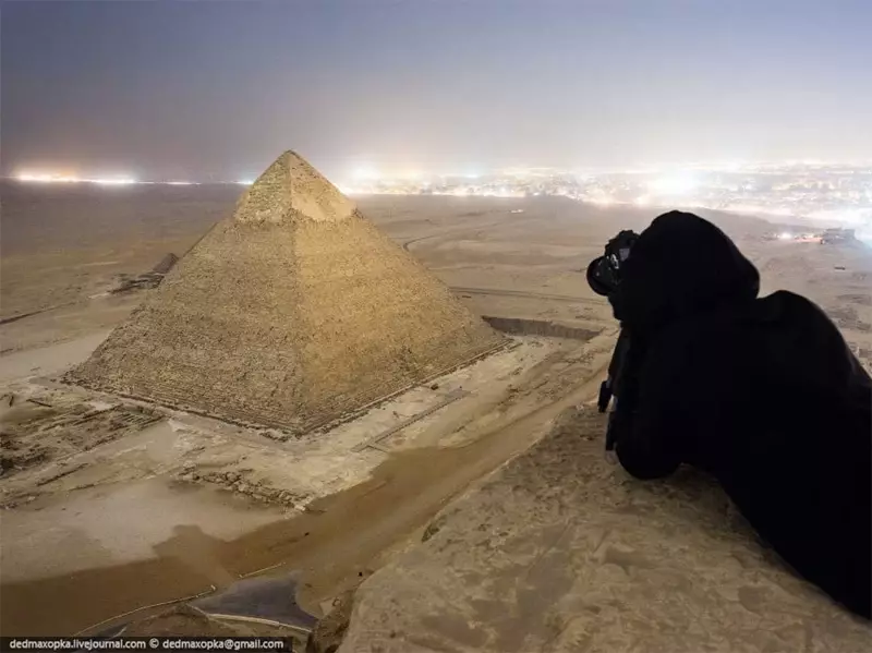 På toppen av et av de syv underverkene i verden er pyramiden i Giza.