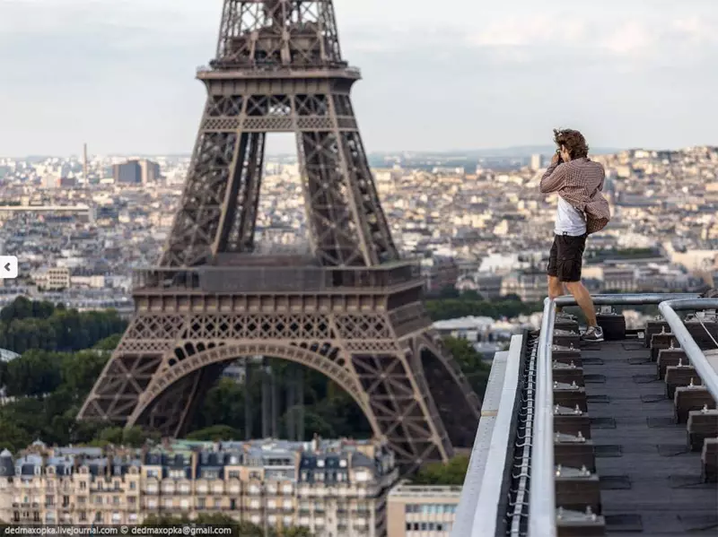 Utsikt over Eiffeltårnet fra observasjonsdekket på taket av Montparnasse -tårnet.