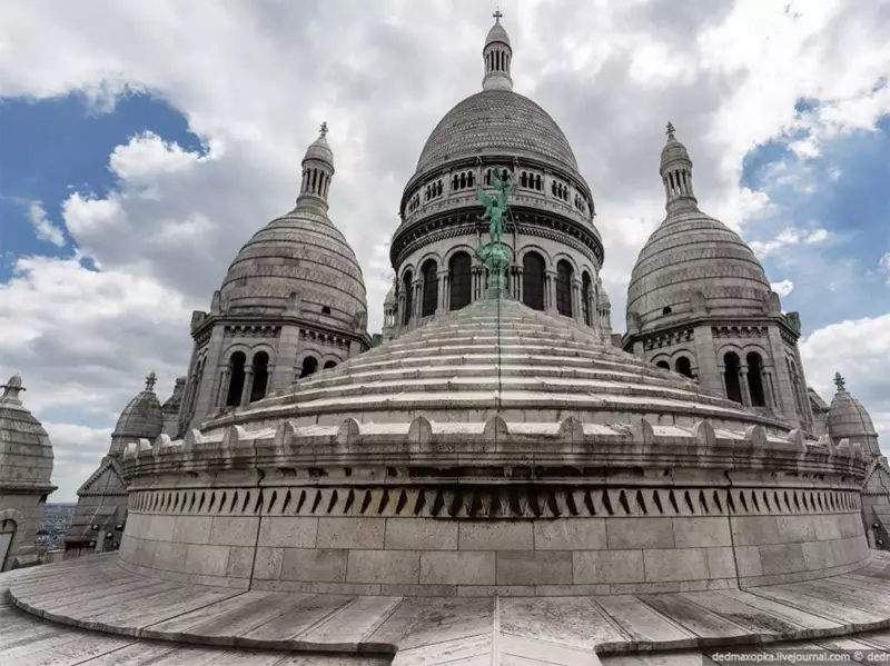 Ku Tchalitchi cha Sacre-Coeur ku Montmartre, olandawo adapita komwe alendo sakonda kupitako: m'malo mokhala malo owonera, adakonza zokayendera malo padenga la tchalitchi.