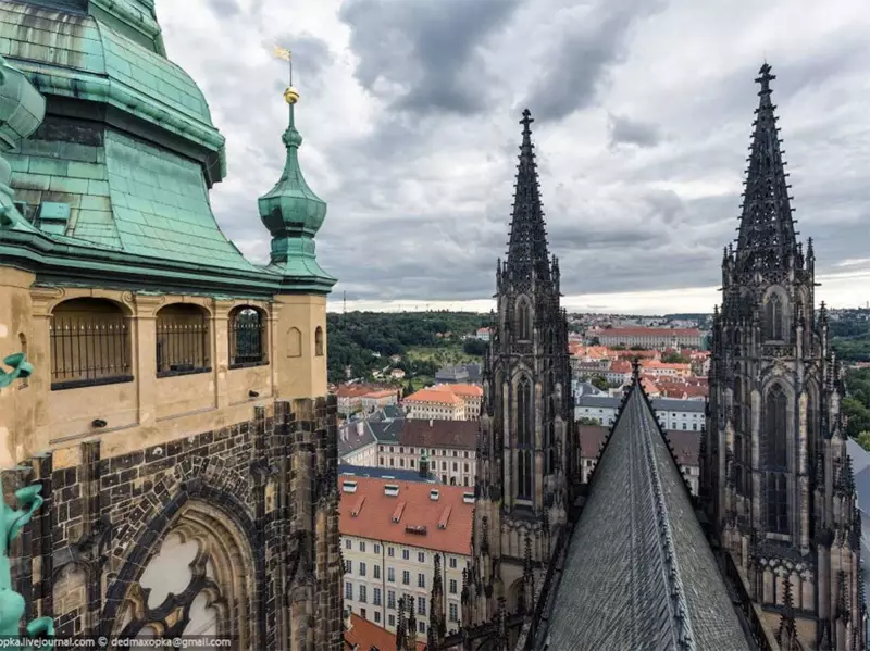 It-tlugħ tal-Katidral ta ’San Vitu fi Praga nbidel f’laqgħa mal-pulizija. Iżda f'dawk it-30 minuta li n-nies kienu fuq il-bejt, irnexxielhom jieħdu diversi ritratti.