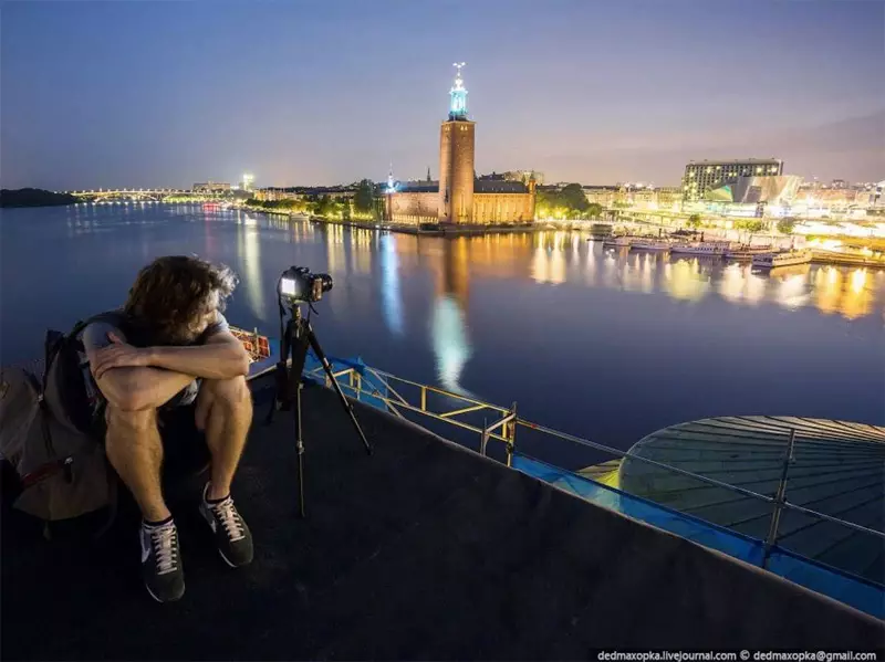 Stockholm vào ban đêm từ mái của một trong những tòa nhà. Tuy nhiên, theo chính những người lợp mái, thành phố nhìn từ đó gần giống như thể họ đang quay phim từ bờ kè.