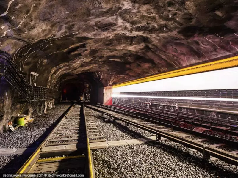 Die meisten Wolkenkratzer in Stockholm haben Aussichtsplattformen, die jeder erreichen kann. Da es nicht viel zu erobern gab, beschlossen die Jungs, das Programm zu diversifizieren und machten sich auf den Weg in den U-Bahn-Tunnel.