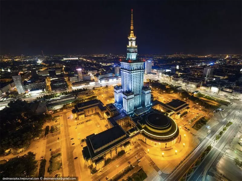 Na zastrelenie centrálnej časti Varšavy museli chlapci vyliezť na neďaleký mrakodrap vysoký asi 150 metrov.