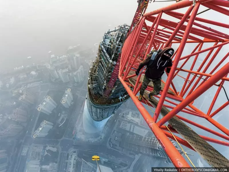 Die Eroberung des Shanghai Tower fand im Morgengrauen statt. Zum Zeitpunkt der Dreharbeiten befand sich der Turm noch im Bau.