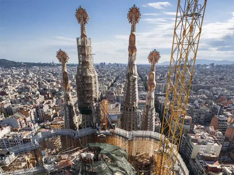 Các chàng trai, như thường lệ, nhìn nhà thờ nổi tiếng của Antoni Gaudí ở Barcelona từ trên cao. Ngoài những ngọn tháp của nhà thờ, đỉnh cung cấp tầm nhìn đẹp nhất ra thành phố.