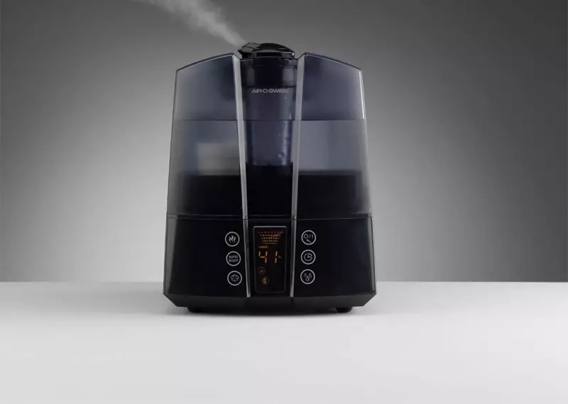 Enceneu l’humidificador L’aire interior sec fa que el mal de coll i la tos siguin insuportables. Un humidificador ajuda: l’aire saturat d’humitat pot alleujar aquests símptomes desagradables.