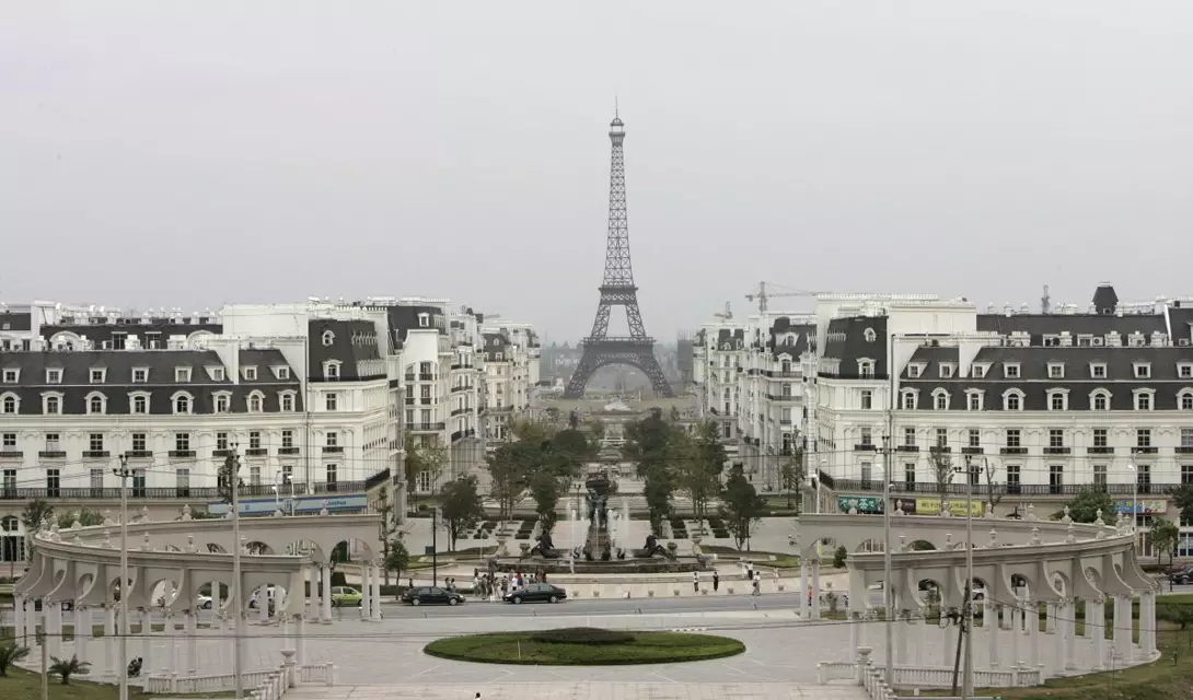 Tanducheng Otra sorpresa del pensamiento chino: Tanducheng, construido en la provincia de Zhejiang, se parece exactamente al pequeño París. La situación con los residentes aquí es la misma que en Thames Town, pero la réplica de la Torre Eiffel parece casi real.