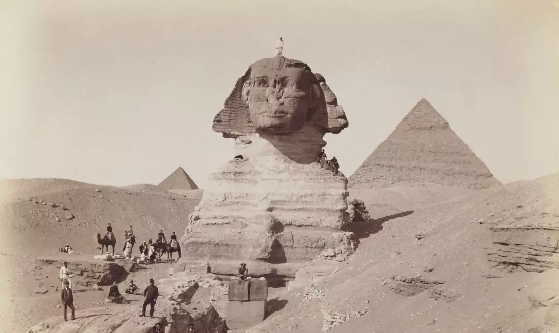 Viljavarasto Keskiaikainen munkki nimeltä Bernard teki hämmästyttävän (siihen aikaan) matkan Egyptiin. Palattuaan hän esitti aikalaisilleen erittäin järkevän teorian, joka selitti, miksi pyramidit rakennettiin. Hurskas tutkimusmatkailija oli vakuuttunut siitä, että pyramidit oli suunniteltu suureksi viljavarastoksi. Epäsuora vahvistus tästä on Raamatun 1.Mooseksen kirjassa: Joseph, Jaakobin poika, ennustaa nälänhädän Egyptissä ja vakuuttaa faraon rakentamaan torneja tarvikkeiden säilyttämiseksi. Monet uskovat edelleen tähän teoriaan - huolimatta julkisista hautausmaista, jotka sijaitsevat lähellä pyramideja.