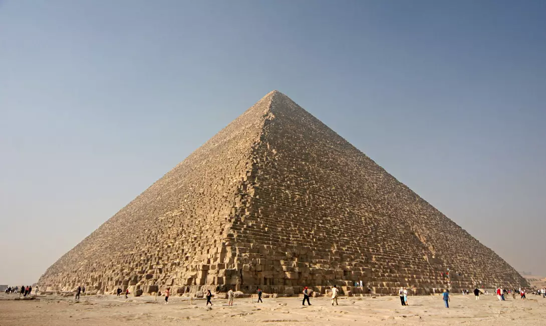 Paaralang Ngunit ang teoryang ito ay talagang nararapat pansinin. Iminungkahi ng British matematiko na si John Legon na ang piramide ay naglalaman ng napakalaking impormasyon na naipon ng mga nakaraang sibilisasyon. Ito ay naitala ng mismong anyo ng gusali. Bilang suporta sa kanyang hula, ang siyentipiko ay nagbibigay ng makatuwirang mga argumento: ang ratio ng base ng pyramid sa taas ay eksaktong 2Pi. Kaya't maaari nating tapusin: ang pyramid ay isang prohekasyong kartograpiko ng Hilagang Hemisperyo, na ginawa sa isang sukat na 1: 43200