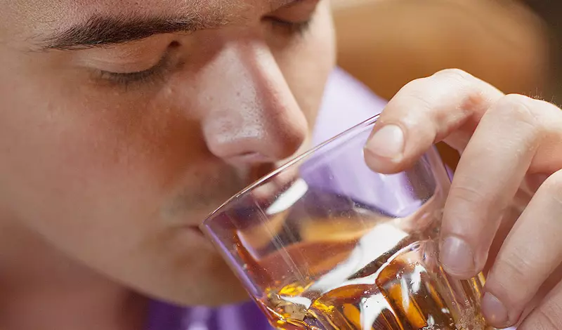 Depressjoni L-alkoħol jista 'jkun kemm kawża kif ukoll konsegwenza ta' depressjoni. Statistika bla waqfien turi li hemm rabta inseparabbli bejn dawk li jixorbu ħafna u stat ħażin tal-moħħ. Madwar terz tan-nies li ma jiċħdux lilhom infushom dan il-pjaċir dubjuż ibatu minn depressjoni kostanti. Il-fatt hu li l-alkoħol ma jsolvi l-ebda problema - għall-kuntrarju, inaqqas is-sistema nervuża ċentrali, u jżid biss id-distakk bejnek u l-eżistenza normali.