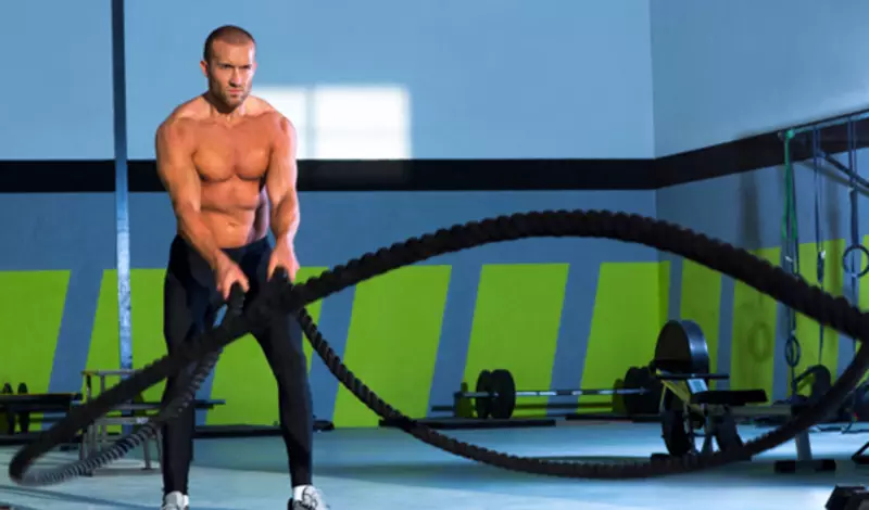 Parallel Ropes Další dárek z cross-fit tréninku. Práce na paralelních lanech vyžaduje tolik úsilí, že může dobře nahradit lehký trénink. Zvyšuje se také množství spotřebovaného kyslíku, což umožňuje tělu spálit přibližně 10–12 kalorií za minutu.