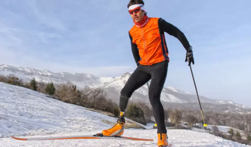 Esqui cross-country Não há necessidade de esperar pelo inverno, o esqui cross-country também pode ser esquis inline. Além disso, quase todas as academias de ginástica possuem equipamentos que simulam esqui. Esses exercícios carregam o sistema cardiovascular, bombeiam-no e queimam até 12 calorias por minuto.