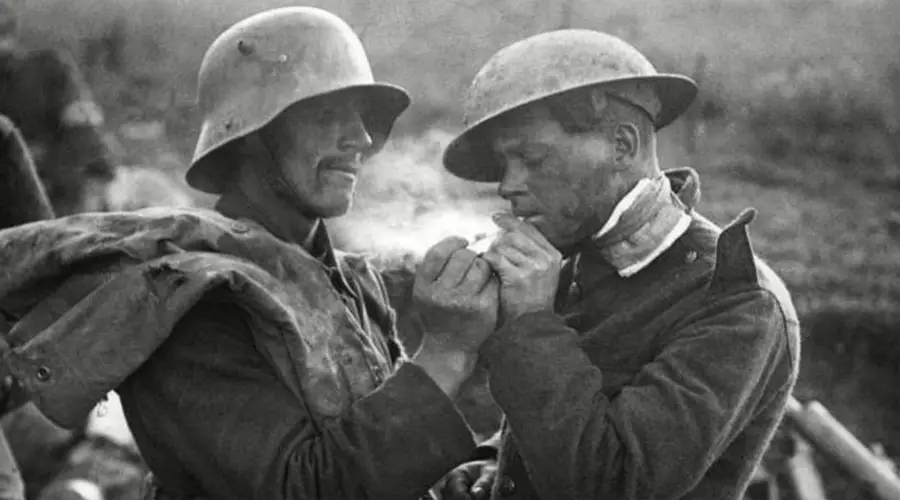 World War I Tabako at morphine Ang mga gobyerno sa maraming mga bansa ay minaliit ang mga panganib ng morphine. Sa panahon ng Unang Digmaang Pandaigdig, ang lunas na ito ay ginamit nang madalas: upang kalmado ang mga sugatan at pasimpleng mapawi ang pag-igting. Bilang karagdagan, ang mga sundalo ay binigyan ng pang-araw-araw na rasyon ng sigarilyo, na dapat na mabawasan ang pag-igting ng nerbiyos sa mga trenches. Bilang isang resulta, pagkatapos ng giyera, kailangang harapin ng mga pamahalaan ang maraming bilang ng mga nalulong sa droga na bumalik mula sa larangan ng digmaan.