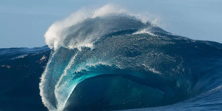 Catastrophes majeures L'enregistrement intempestif d'un phénomène terrible et extrêmement inhabituel de vagues tueuses a conduit au fait que la perte et la mort de nombreux navires sont restées sans solution. Mais maintenant, lorsque l'existence fondamentale d'un tel phénomène a été scientifiquement prouvée, les chercheurs peuvent dresser une liste des catastrophes les plus terribles qui se sont produites par leur faute. Au cours de la dernière décennie, il y a eu plusieurs collisions dangereuses avec des vagues meurtrières : le paquebot norvégien Zarya a rencontré trois vagues de 24 mètres à la fois, mais est resté à flot. En 2001, deux navires (le paquebot Bremen et le navire de recherche "Star of Caledonia") ont eu moins de chance : plusieurs membres d'équipage ont disparu des deux navires.