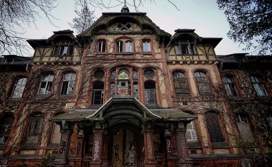 Sanatorium Beelitz-Heilstätten Gjermani Vetë Adolf Hitler u trajtua dikur në këtë sanatorium. Sot kompleksi i madh spitalor është braktisur dhe shkatërruar. Muret e dhomës së pritjes janë të mbuluara me grafite, por atëherë gjithçka është e pastër: edhe vandalët kanë frikë të hyjnë në korridoret e braktisura të sanatoriumit.