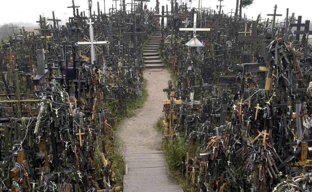 Hill of Crosses Litouwen De majestueuze Hill of Crosses staat 12 kilometer ten noorden van de Litouwse stad Siauliai. Dit is een uniek katholiek bedevaartsoord, bekend om een ​​ongelooflijk aantal religieuze monumenten. Kruisen, kruisbeelden, gigantische beelden van de Maagd Maria - er wordt aangenomen dat er meer dan 250.000 monumenten op de heuvel zijn gebouwd.