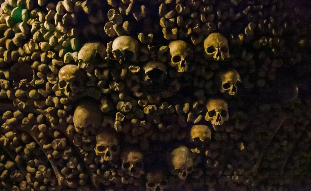 Catacombs of Paris France Fanjakana tena an'ny maty. Ny catacombs any Paris dia heverina ho iray amin'ireo tranomaizina lehibe indrindra sy mampatahotra indrindra eto an-tany. Ny halavan'ny catacombs dia mihoatra ny roanjato kilometatra, ary olona mihoatra ny enina tapitrisa no milevina eto. Manao bemidina isan-kerinandro any an-tampon-kavoana malaza ny polisy, satria matetika ny mpizahatany no very eto, ary ny sasany amin'izy ireo dia tsy hita mihitsy.