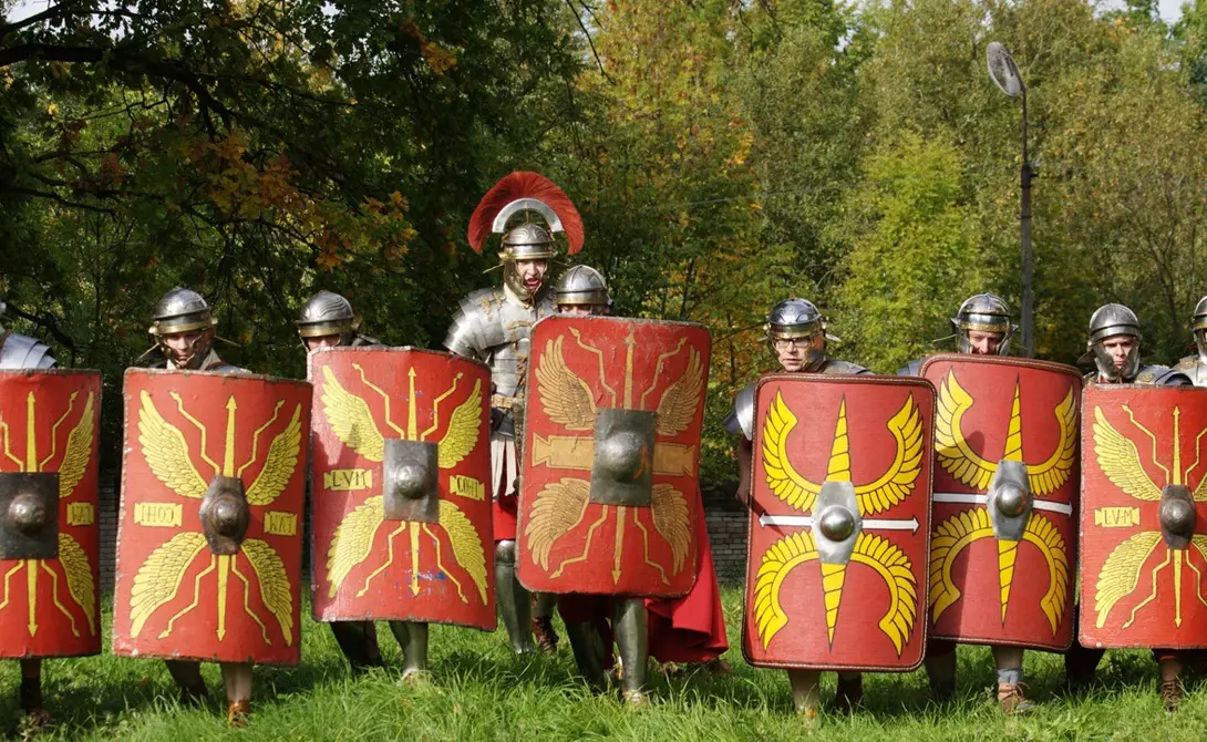 Alemães perigosos As florestas e montanhas impenetráveis ​​da Alemanha pareciam aos romanos completamente inadequadas para a vida. A população local era famosa por seus guerreiros fortes, prontos para fazer qualquer coisa para vencer. Para o Império Romano, o confronto com as tribos germânicas foi muito desagradável: gente selvagem organizou ataques frequentes ao território dos romanos e devastou cidades. Tivemos que construir zonas de exclusão inteiras para proteção, limies.