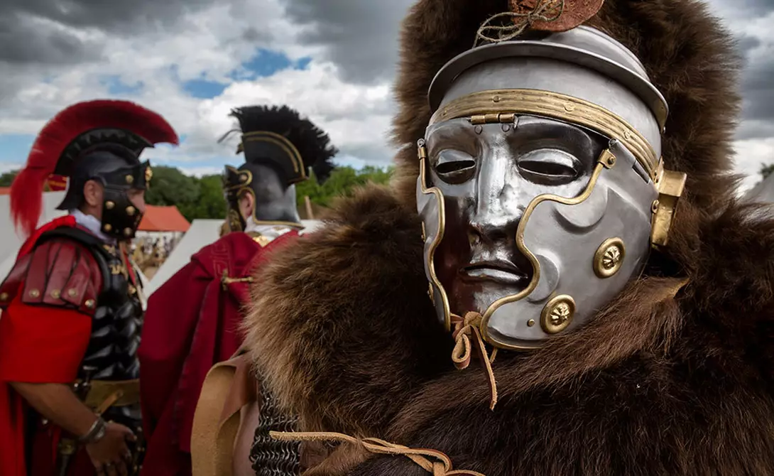 A Grande Invasão A partir do século IV teve início a Grande Migração dos Povos, que acabou com o Império Romano. Tribos bárbaras deixaram suas casas e se mudaram para explorar novos territórios. O fato de esses territórios já estarem ocupados pelos romanos há muito tempo não os incomodava muito. A onda da invasão varreu o Império Romano Ocidental do mapa do mundo, e a ordem antiga deu lugar à ordem medieval.