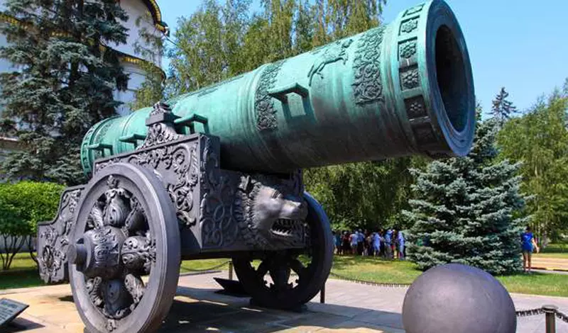 Tsar Cannon De grousse russesche Pistoul Andrei Chokhov huet et fäerdeg bruecht de berühmten Tsar Cannon ze werfen: en Déier dat zweedausend Tonne waacht. Fir 1585 war dësen "Dinosaurier" ganz grouss. De Kaliber vum Tsar Cannon war 920 mm, an d'Fasslängt war 5430 mm.