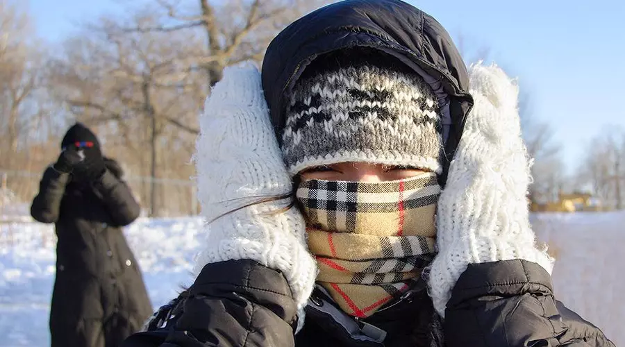 Igurtziz Denek gogoratzen dute txikitatik izoztutako pertsona bat igurtzi behar dela. Gehienak jada hauskorra den azala indarrez igurtzitzen hasten dira, odol hodiak kaltetuz eta odol zirkulazioa etenez. Izan ere, kaltetutako eremua igurtziz oso leuna izan behar da, masaje arin batekin.