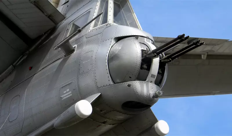 Canon à air R-23 À la fin des années 1950, l'Union soviétique avait besoin d'un nouveau type d'armement pouvant être installé sur le bombardier supersonique à longue portée Tu-22. Les concepteurs étaient confrontés à une tâche difficile : le canon devait être léger, maniable et tirer très rapidement - et pouvoir fonctionner pendant un long vol supersonique. Le résultat du travail de l'ingénieur Richter était le canon à air R-23, dont la cadence de tir atteignait 2500 coups par minute. Les technologies mises en œuvre, à cette époque, n'étaient utilisées nulle part ailleurs dans le monde. Malheureusement, l'arme s'est avérée peu fiable et terriblement imprécise : essayez de toucher la cible à une vitesse dépassant la vitesse du son. Le R-23 n'est jamais entré en service. D'autre part, c'est sur la base de ce produit que les ingénieurs soviétiques ont développé la première arme au monde conçue pour fonctionner en espace ouvert.