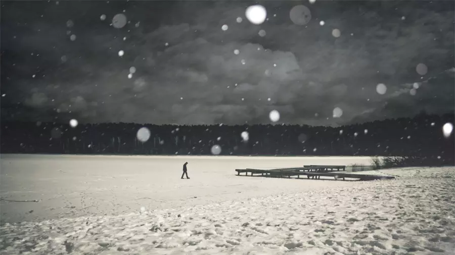 Roald Amundsen, verkenner van die Cold Polar, moes nie net sy bui nie, maar ook die toestand van twee dosyn navorsers beheer. Boonop in die ernstigste toestande. Hy het 'n "raai die temperatuur" -kompetisie gemaak en die wenner 'n ernstige kontantprys gegee. As gevolg hiervan het mense elke oggend entoesiasties uit hul warm slaapsakke geklim en in die straat gestorm. Verfrissend - 70 het alle slegte bui heeltemal doodgemaak, en 'n koppie koffie versterk die effek. Tuis kan 'n koue stort 'n plaasvervanger vir 'n polêre omgewing wees. Die eerste paar keer sal natuurlik moeilik wees, maar u sal sekerlik van die resultaat hou.