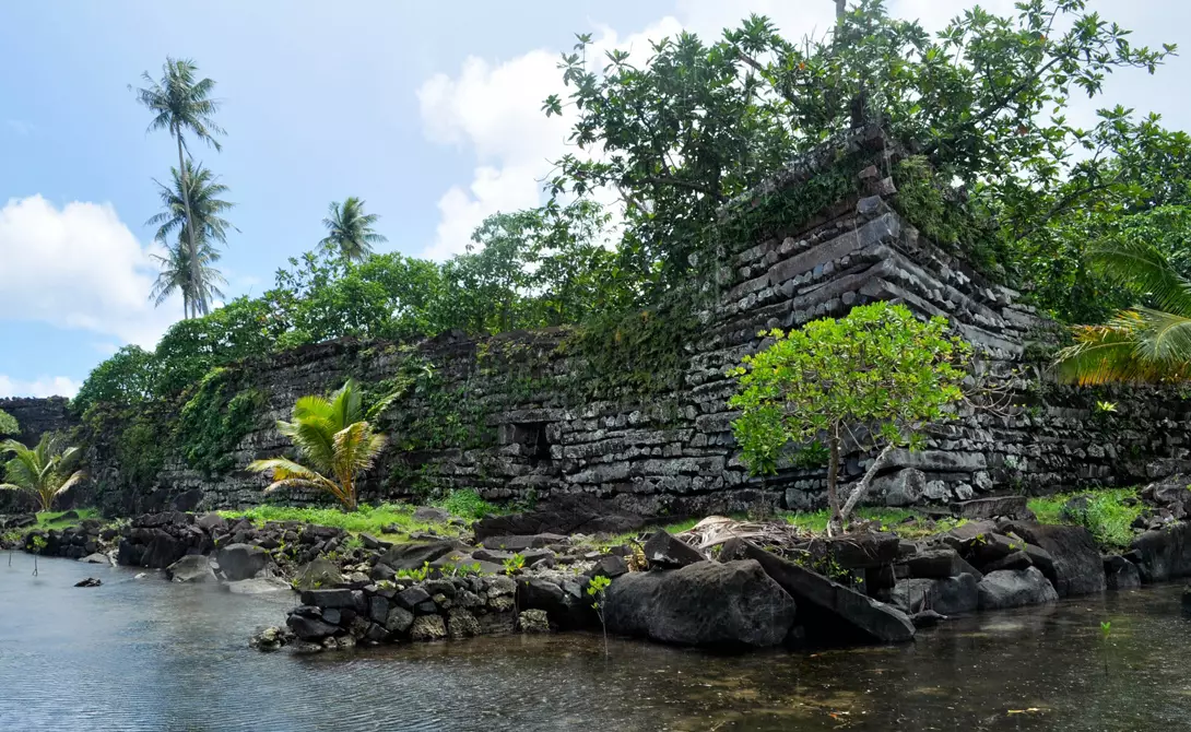 Nan Madol Den tapte byen Nan Madol er fortsatt det eneste monumentet for den utdøde sivilisasjonen i det gamle Mikronesia. Arkeologer kan ikke gi en eneste sammenhengende teori som kan forklare hvordan den innfødte stammen klarte å bygge så komplekse bygninger: gigantiske plater med individuelle palasser ble hentet fra naboøyene, men flåtene på den tiden klarte ganske enkelt ikke dette arbeidet. I tillegg er det ikke klart hvorfor stammen forlot byen bygget med en slik flid i det hele tatt. Lokale sagn forteller at trollmennene i Nan Madol sluttet å ofre menneskelige ofre for undervannsguden på øya, og han reiste seg for sin blodig hyllest selv.