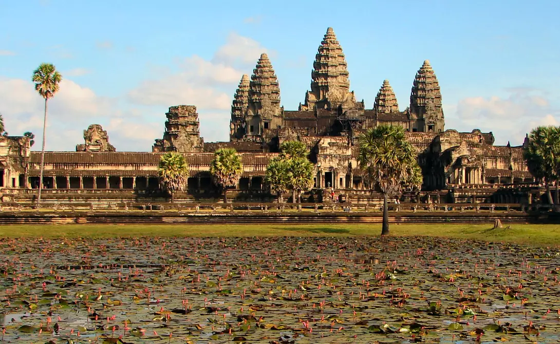 Angkor Wat Den gigantiske byen ble bygget mellom 800-1100 f.Kr. til ære for den hinduistiske guddommen Vishnu. Angkor Wat var den største bosetningen i sin tid: arkeologer anslår befolkningen til en million. Til tross for den vellykkede utviklingen av sivilisasjonen, forlot alle lokale innbyggere Angkor Wat rundt midten av 1400 -tallet, uten noen åpenbar grunn. Den moderne verden oppdaget Angkor Wat først i 1860 - nå regnes komplekset som en av de viktigste turistattraksjonene i verden.