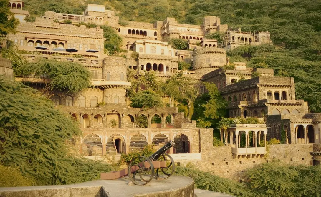 Bhangar Fort Restene av byen ligger på vei fra Delhi til Jaipur. Lokale innbyggere omgår de gamle murene på fortets fjernside: det antas at det ble skapt av en gammel sivilisasjon, som ble påvirket av forbannelsen til den hellige eremitt. Utrolig nok tror selv indiske arkeologer på eksistensen av spøkelser - Bhangar -fortet har ennå ikke blitt grundig utforsket.