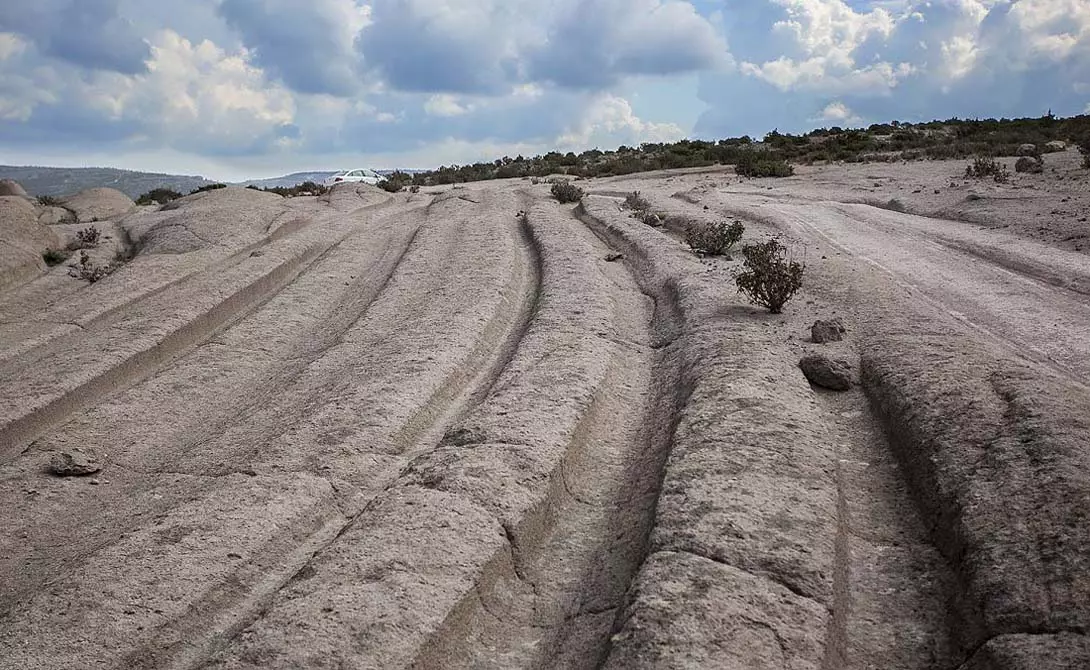 Phrygian Valley Phrygian Valley کی دریافت ماہرین آثار قدیمہ کے لیے کافی غیر متوقع نتائج لائے ہیں۔ حقیقت یہ ہے کہ اس علاقے میں ناقابل یقین حد تک گہری ، بہت بڑی گندگی چلتی ہے۔ فارمیشنوں کی عمر 14 ملین سال سے تجاوز کر گئی ہے ، یہ ہمیں معلوم تہذیبوں کے وجود سے بہت پہلے پیدا کی گئی تھیں۔ ایک روسی ماہر ارضیات ، الیگزینڈر کولٹیپن ، ٹیکنالوجی کے لحاظ سے ناقابل یقین حد تک ترقی یافتہ ، ایک مخصوص پروٹو کلچر کے وجود کا ایک ورژن پیش کرتا ہے۔ ان پٹریوں کا ہندسی لحاظ سے سخت انتظام قدرتی تشکیل کے ورژن کو خارج کرتا ہے۔ اس کے علاوہ ، مالٹا میں بھی اسی طرح کے آثار ملے: پراگیتہاسک میگالیتھک یادگار مصرا گھر الکبیر بھی جدید تاریخ کے اسرار میں سے ایک ہے۔