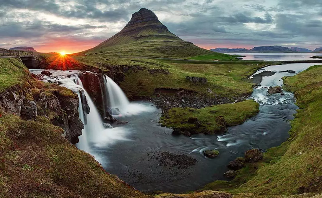 Iceland Ito ang pinaka-nakahiwalay na bansa sa buong Europa. Bilang karagdagan, ang Iceland ay pinaghiwalay mula sa mainland ng daan-daang mga kilometro, iyon ay, ang mga nakamamatay na virus, zombie at pagbagsak ng nukleyar ay hindi makakarating dito kaagad.