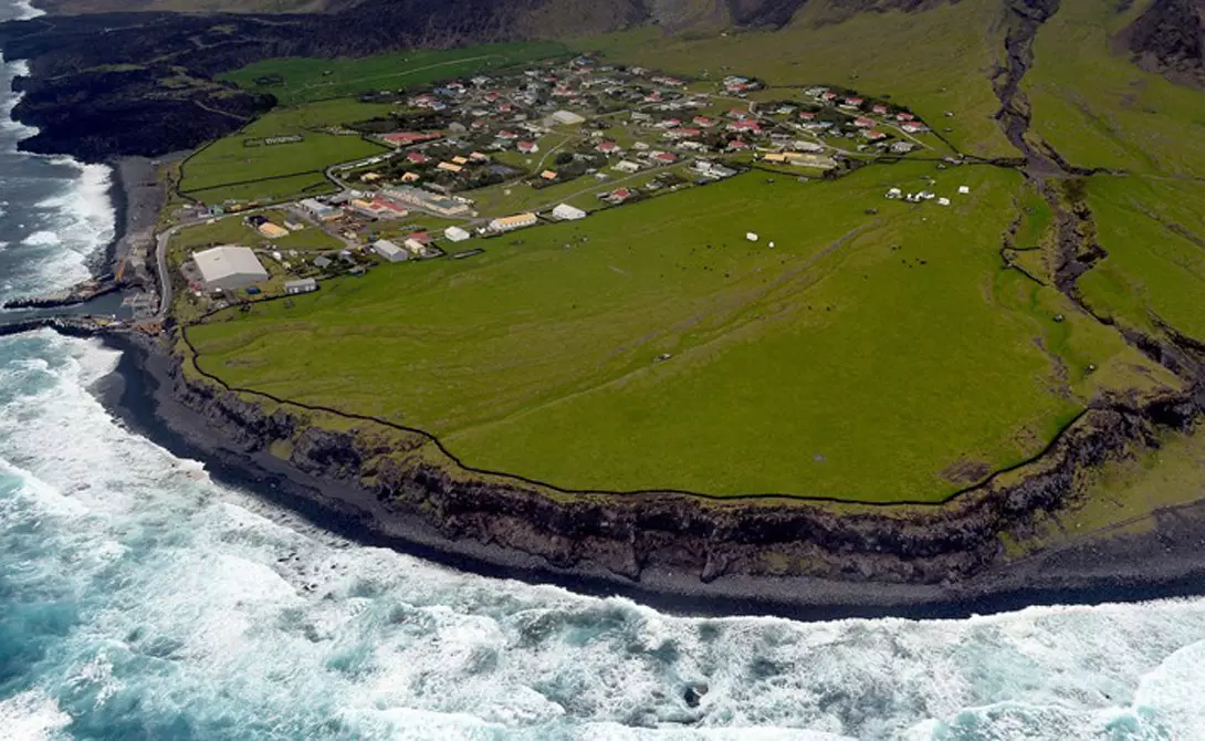 Tristan da Cunha Otputujte u Tristan da Cunha i zaboravite na probleme, čak i globalne. Niko neće upasti na teritoriju ovog rajskog mjesta, čiji stanovnici uvijek mogu računati na savršen ribolov i mirno sunce iznad glave.