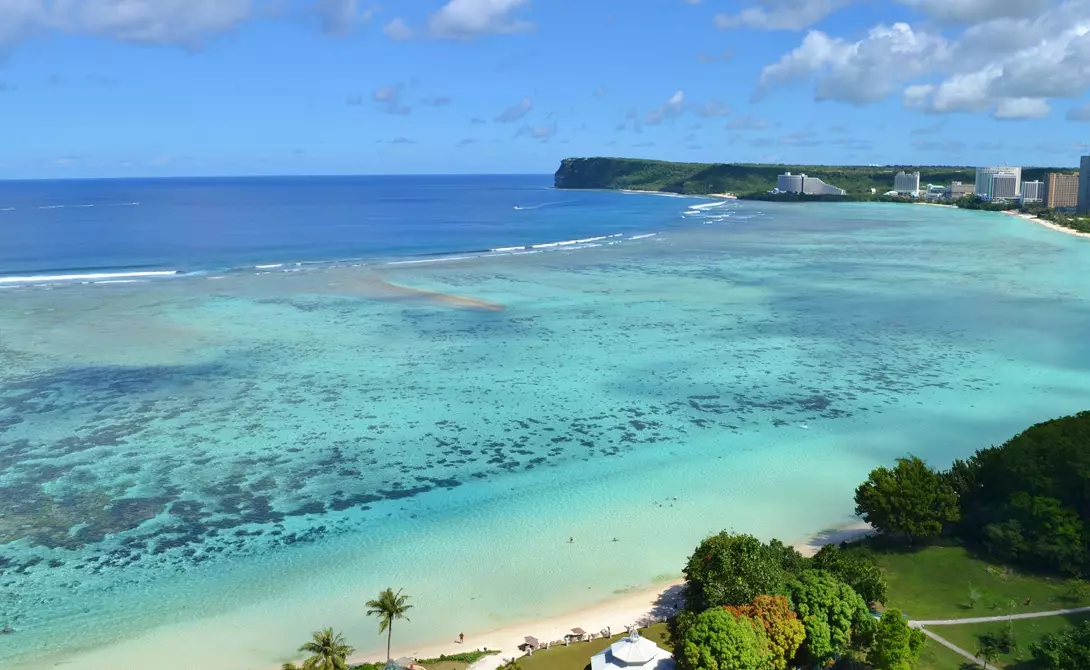 Guam Guam kombinerer avstanden mellom Island og Tristan da Cunha med imponerende brannstøtte: det er en stor kontingent av de væpnede styrkene i den amerikanske hæren, som til enhver tid er klar til å slå ut noen robo-Fuehrer, hvis slike dukker opp og bestemmer seg for å starte Tredje verdenskrig.