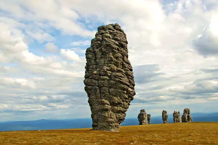 Weerpilare Komi Republic 7 pilare wat op 'n plato in die middel van nêrens uittroon. Die hoogte van die grootste is tot 34 meter. Veral romantiese aard skryf diervorme toe aan die voorkoms van individuele pilare; die silhoeëtte van die rotse verander eintlik, afhangende van die standpunt. Die pilare van verwering is die oorblyfsels van die eens majestueuse berge wat toegegee het aan die wind se krag.