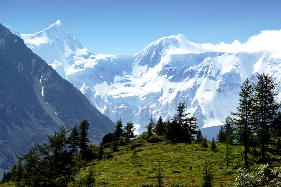 Monte Belukha Altai Esta montanha é o ponto mais alto das Montanhas Altai. Existem muitas geleiras aqui, e é por isso que apenas os escaladores mais experientes podem se aventurar a escalar a montanha.