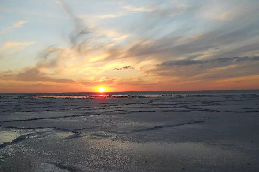 Lake Elton Volgograd ဒေသဤထူးဆန်းသောရေကန်၏ဧရိယာသည်စတုရန်းကီလိုမီတာ ၁၅၀ ရှိသည်။ နွေရာသီသည်နွေရာသီ၌ ၁၀ စင်တီမီတာနှင့်ဆောင်းရာသီတွင် ၇၀ ထက်မပိုပါ။ ဤအတွက်အထူးသဖြင့်အချစ်ရေးမပါသူအချို့ကသူ့ကို“ ဆားအိုင်ကြီး” ဟုခေါ်ကြသည်။ လူများသည်ကုသမှုခံယူရန်အိုင်သို့ လာ၍ ဤနေရာတွင်သဘာဝကဖန်တီးခဲ့သောထူးထူးဆန်းဆန်းဆားရှုခင်းများကိုလေးစားကြသည်။