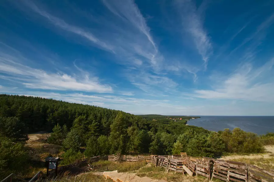 Curonian Spit Kaliningrad -streek Dit is hier, op hierdie groot strook sand, dat die beroemde "danswoud" met buitengewoon geboë bome geleë is. Die Curonian Spit, wat aan die Baltiese kus van Rusland geleë is, huisves verskeie soorte skaars diere; hier kan jy wilde varke en hertjies sien wat vrylik loop. Voëls wat vir die winter vlieg, stop hier, wat voëlkykers van regoor die wêreld na die spit lok. Die Curonian Spit lyk soos 'n groot sabel wat die massa van die Oossee -water in twee ongelyke dele sny. Daar is verskeie dorpe van plaaslike inwoners wat goed oor die weg kom met die plaaslike diverse fauna. Op 'n tyd het die Vikings op die Curonian Spit gewoon: daar word nou uitstappies na die terrein van argeologiese opgrawings gedoen.