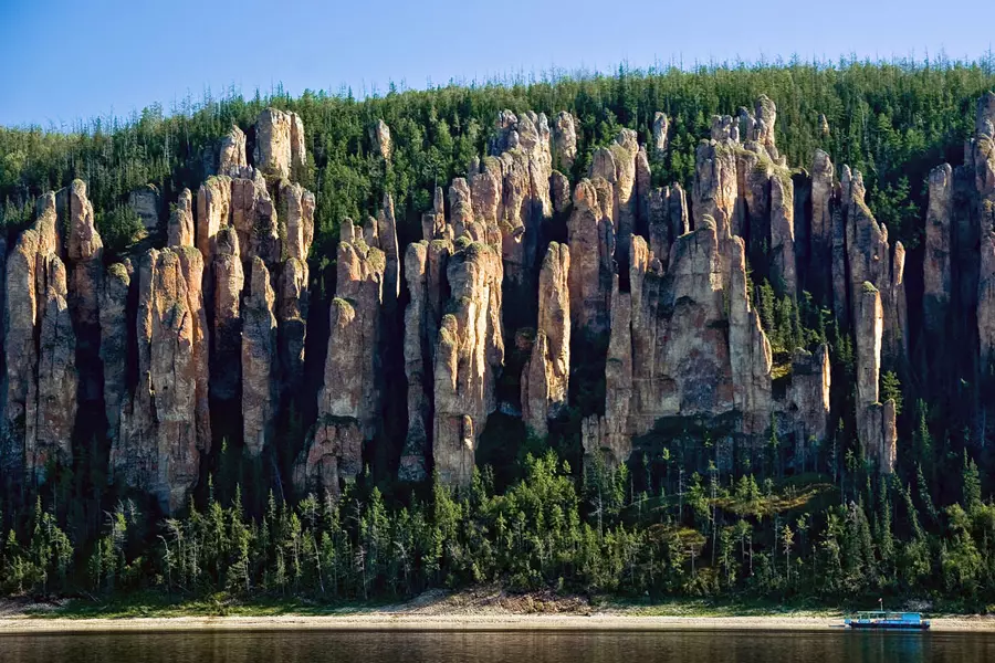 Lena Pillars Repubblica di Sakha Lungo la riva destra del grande Lena, le famose Lena Pillars si ergono come formidabili scogliere. Sono apparsi come risultato della prolungata esposizione al vento sulle scogliere di pietra un tempo inespugnabili. Non c'è un solo insediamento in questi luoghi selvaggi, che, insieme a panorami insoliti, provoca alcune esperienze mistiche per molti turisti. Questo monumento unico è incluso nel registro mondiale dell'UNESCO.