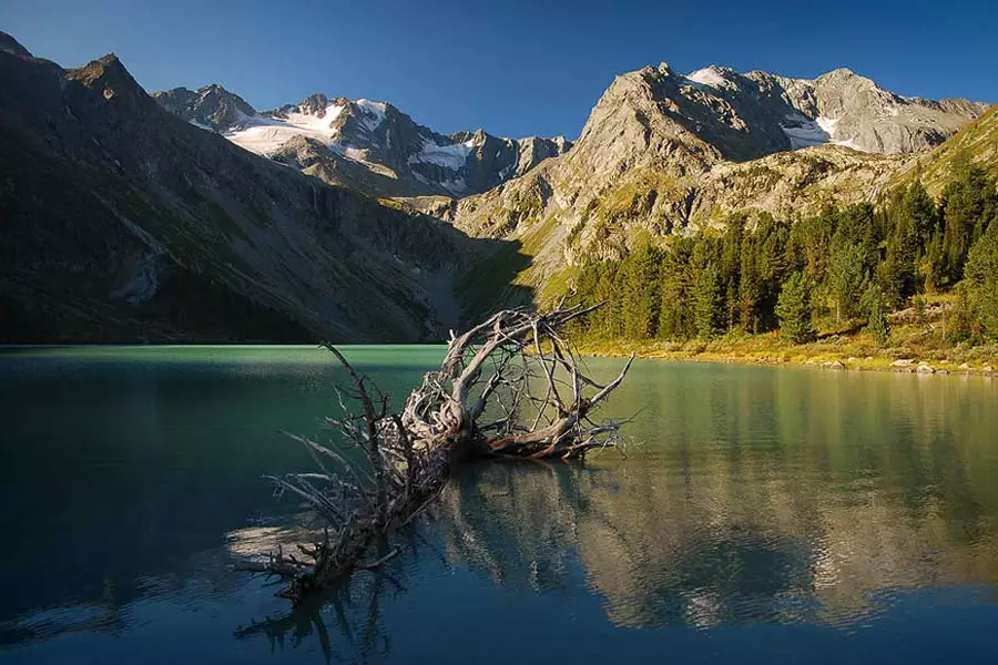 Lagos Multinskie República de Altai Este grupo de lagos en cascada un encima do outro. As montañas Altai e sen elas son un lugar fermoso e salvaxe, pero os lagos engádelles un novo encanto. Aquí podes atopar as especies de plantas máis raras que non se poden atopar en ningún outro lugar do mundo. Os turistas veñen aquí con vistas incribles que se abren desde a beira de cada un dos lagos.