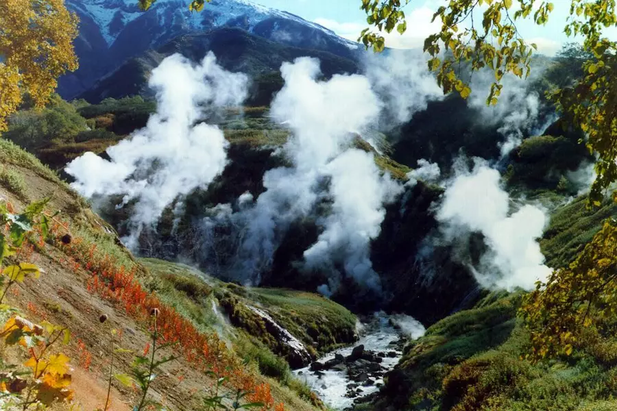 Valley of Geysers Kamchatka Um dos maiores campos de gêiseres do mundo está localizado em Kamchatka. Chegar aqui é muito difícil, no entanto, a viagem claramente vale o esforço e o dinheiro gasto nela. Você não será capaz de entrar no próprio Vale dos Gêiseres: existe um regime estrito de reserva no território da reserva. Mas há outra maneira de ver o lugar lendário - um passeio de helicóptero.