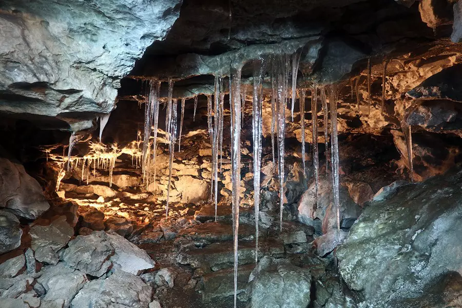 Kungur Ice Cave Perm Territory 这个欧洲最大的岩溶洞穴的长度为 5,700 米。游客可以爬到半公里的深度：进一步旅行已经危及生命。洞内有70多个湖泊，为这里增添了神秘的气息。